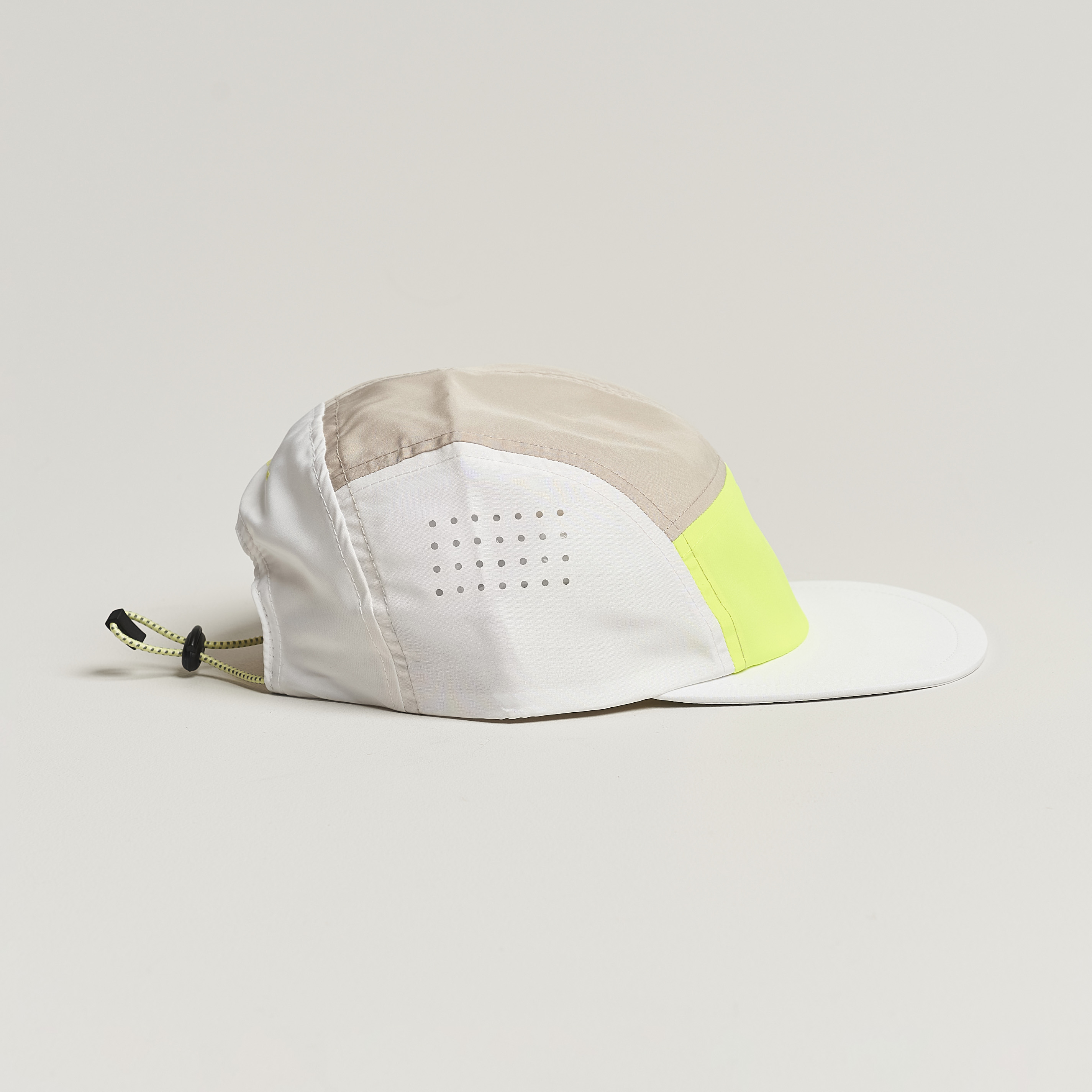 Peak Performance Lightweight Cap Off White bei Care of Carl