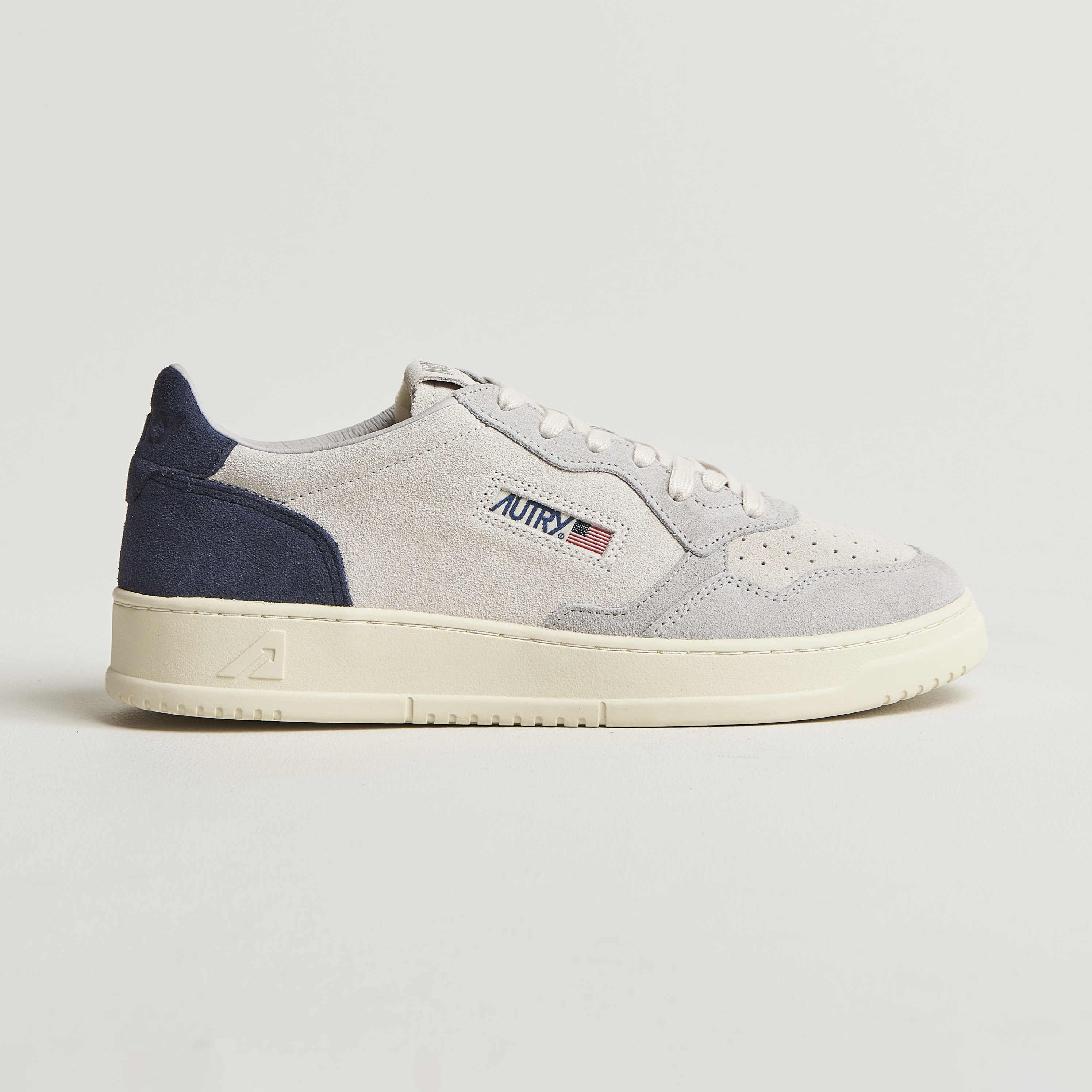 Autry Medalist Low Sneaker Loft/Space Blue bei Care of Carl